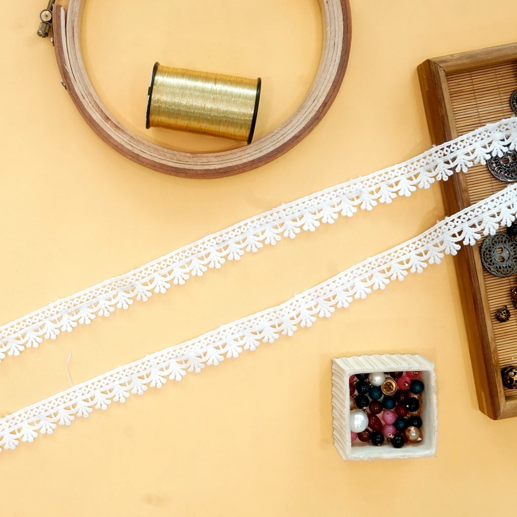 One Side Border Shuttle Lace – Button Corner