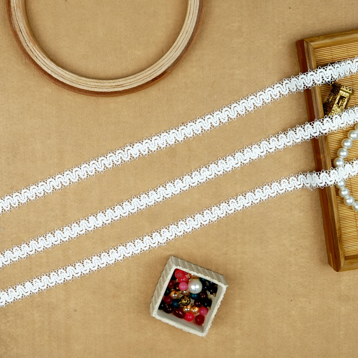 Zigzag Design Shuttle Lace – Button Corner