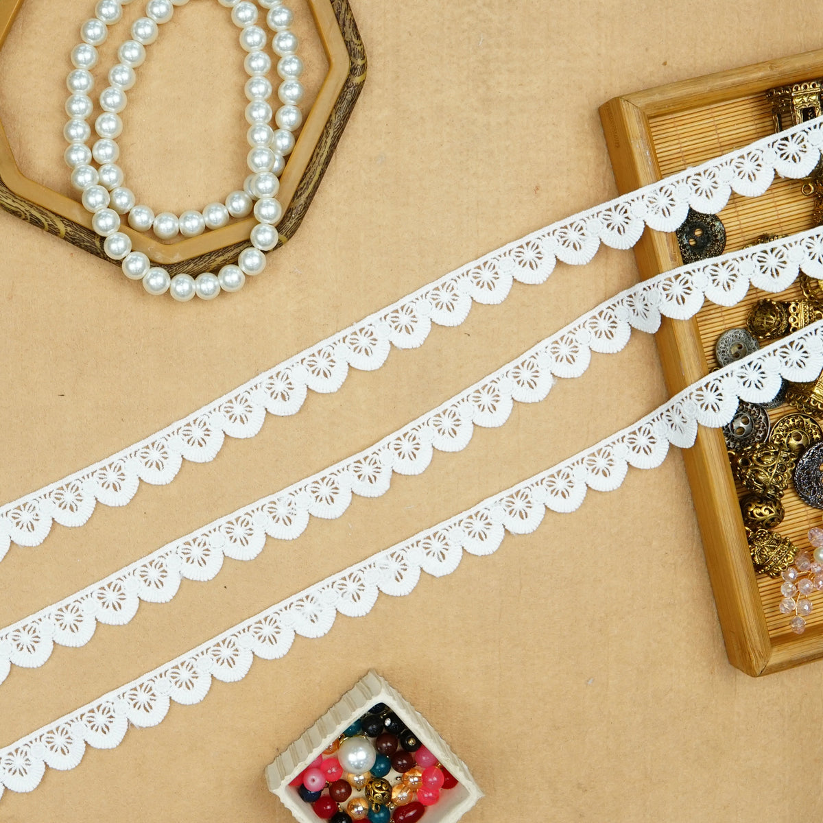 One Side Border Shuttle Lace – Button Corner