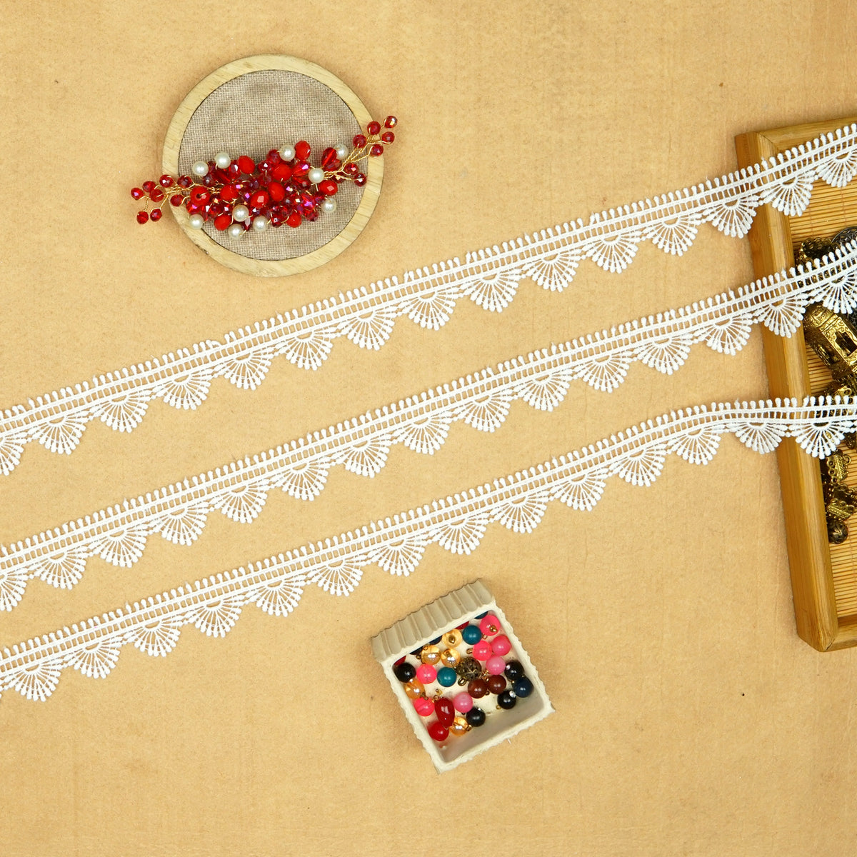 One Side Border Shuttle Lace – Button Corner