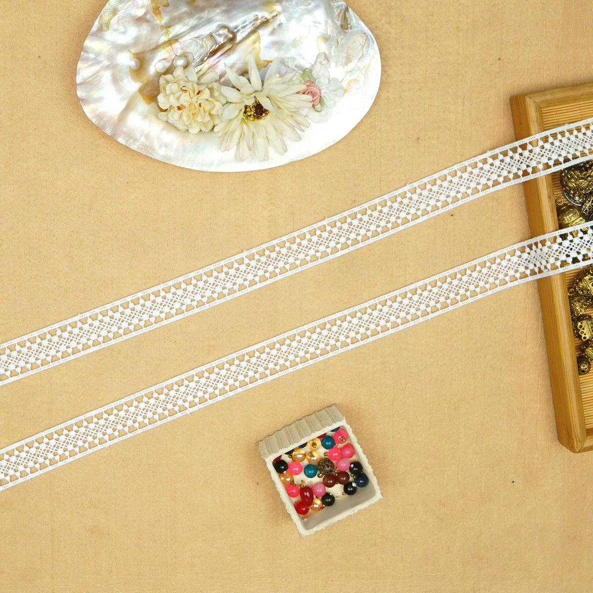 Double Side Border Shuttle Lace – Button Corner