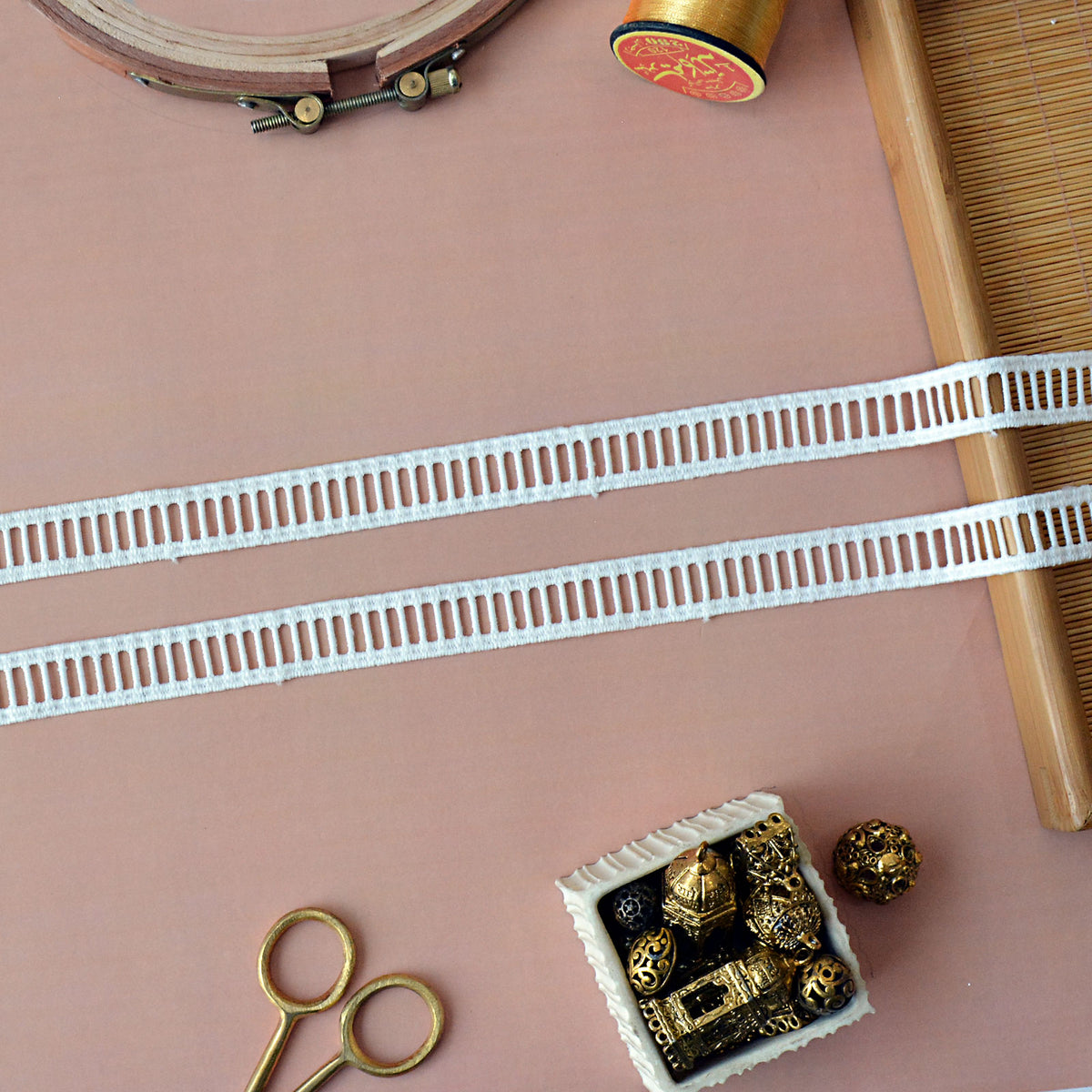 Shuttle Joined Lace – Button Corner