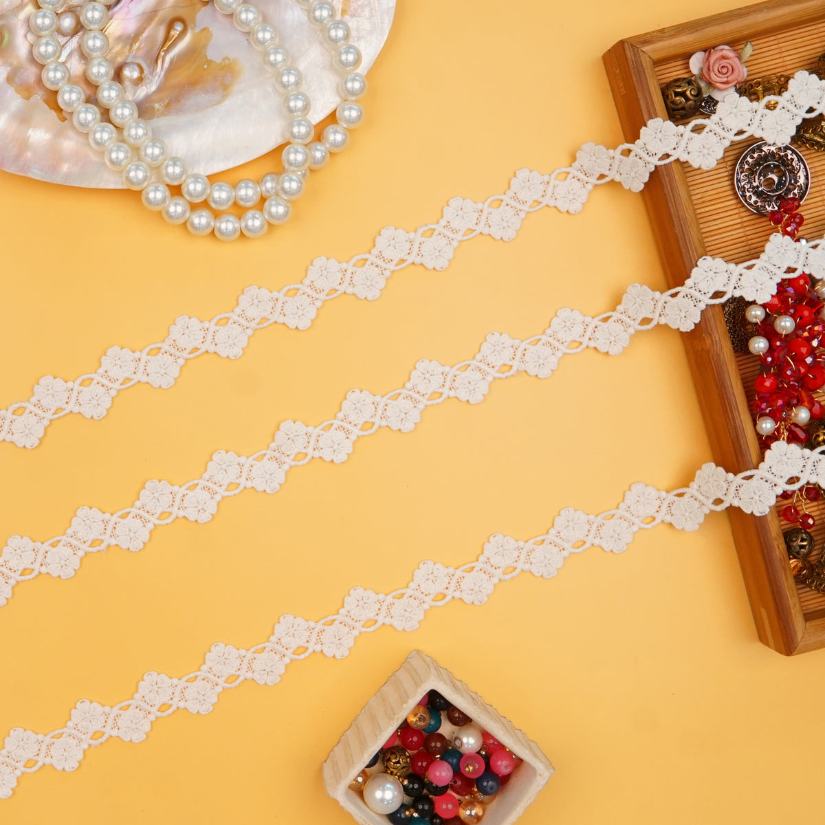 Center Zigzag Border Shuttle Lace – Button Corner