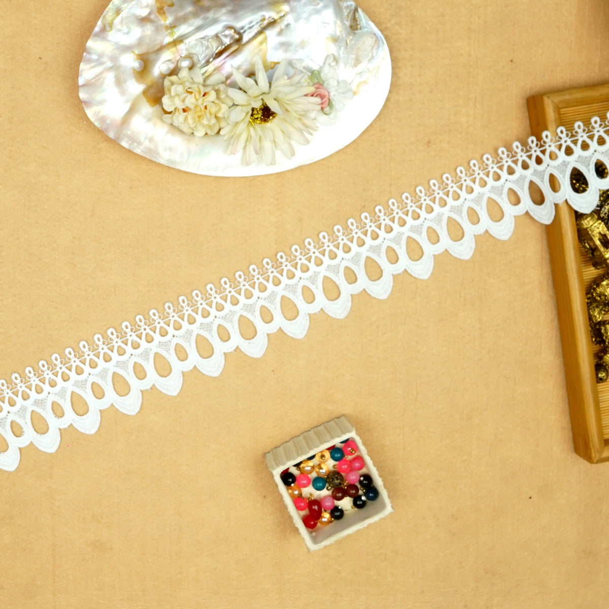 One Side Border Shuttle Lace – Button Corner