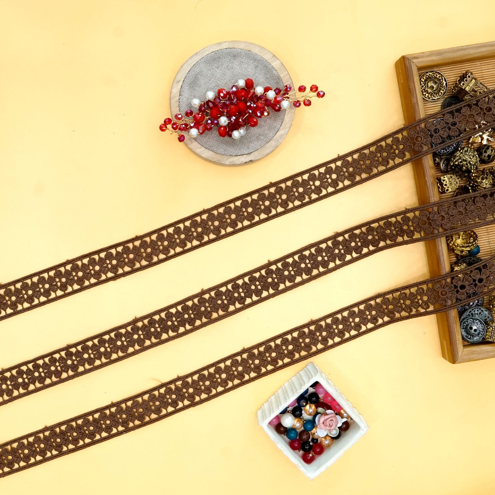 Double Side Border Shuttle Lace – Button Corner