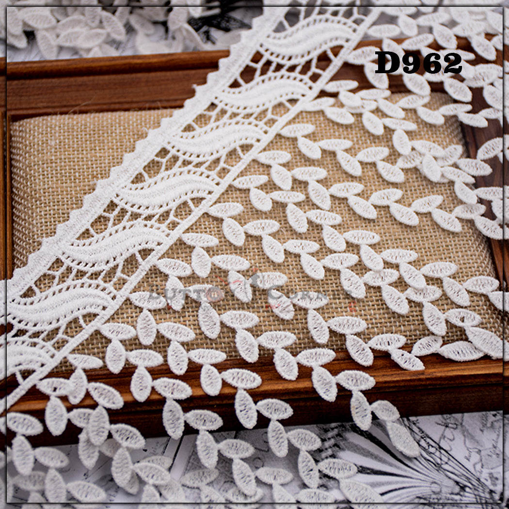 Shuttle Hanging Lace – Button Corner