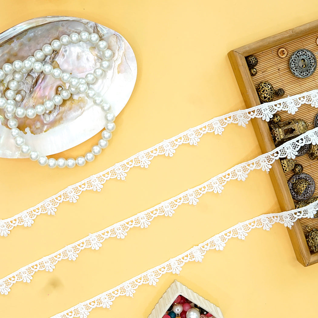One Side Border Shuttle Lace – Button Corner