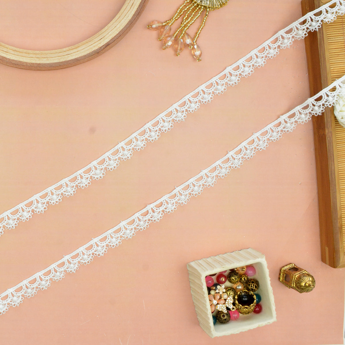 One Side Border Shuttle Lace – Button Corner